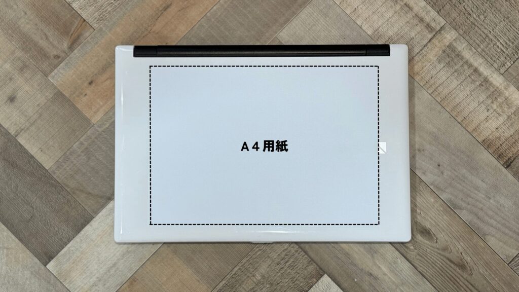 【写真付き】15.6インチは何センチ？A4サイズと比較して大きさをわかりやすく解説 | socca